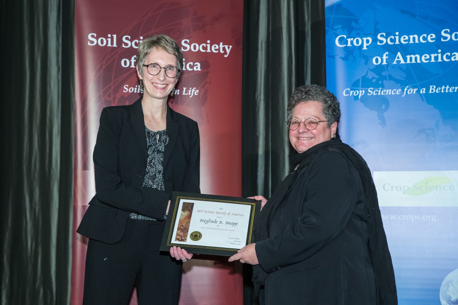 Sieg Snapp receives International Soil Science Award – CIMMYT